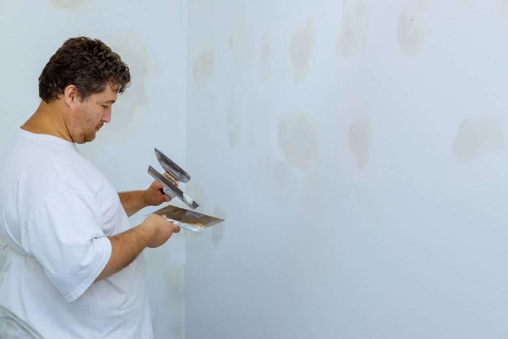 Comment enduire un mur soi-même : les étapes à suivre - Skan